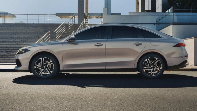 MG 8 PHEV Makes Middle East Debut With Luxury Features And Hybrid ...