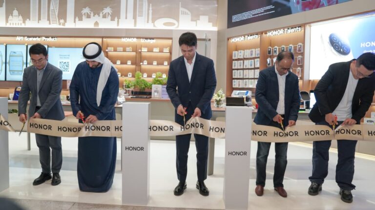 HONOR expands UAE presence with the new Dubai Mall store | The Cornea ...
