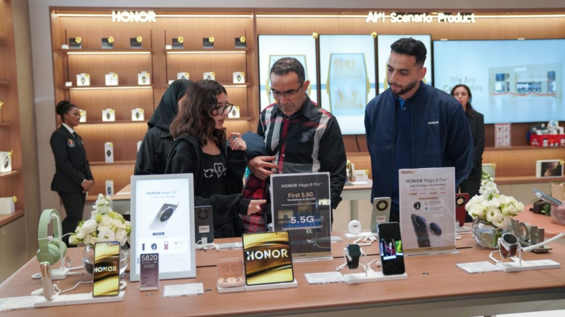 HONOR expands UAE presence with the new Dubai Mall store | The Cornea ...
